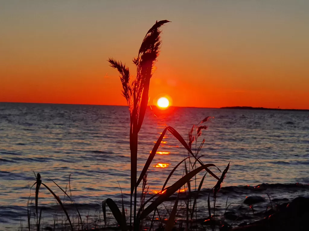Heinäkuun viimeisen päivän auringon lasku. | Päivämies
